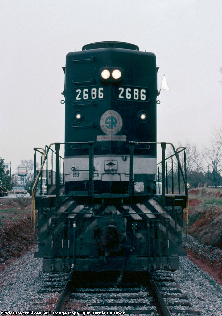 Southern Railway "work-extra" #2686, flying white flags and displaying white "extra" class ...